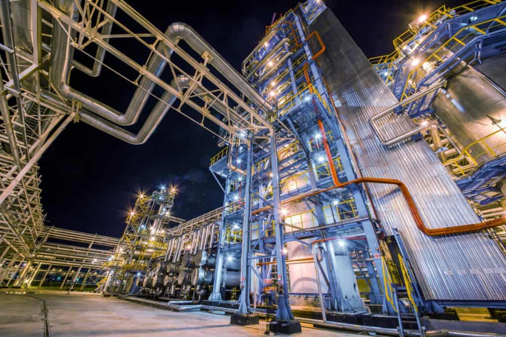 Using real-time viscosity measurements in refinery operations for ...