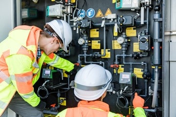 Using real-time viscosity measurements in refinery operations for ...