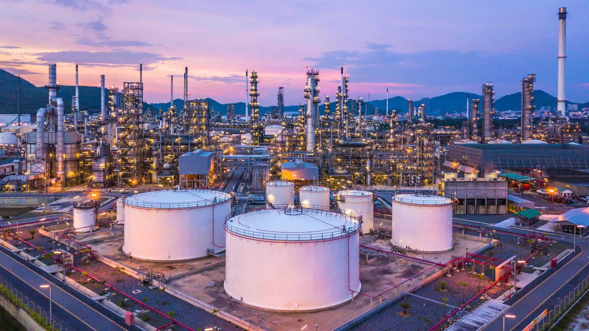 Using real-time viscosity measurements in refinery operations for ...
